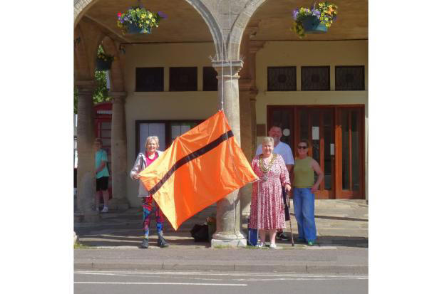 Refugee flag raised over Witney Town Hall for World Refugee Day