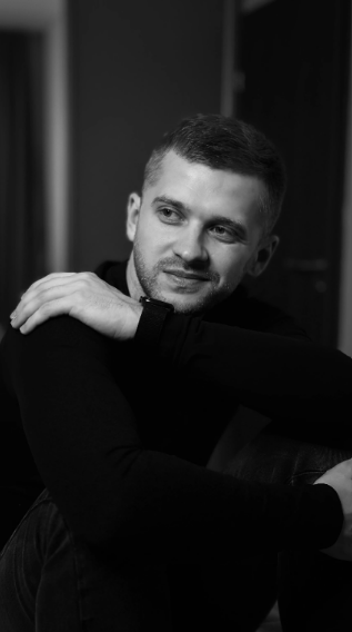 3 easy poses for men to master at home
