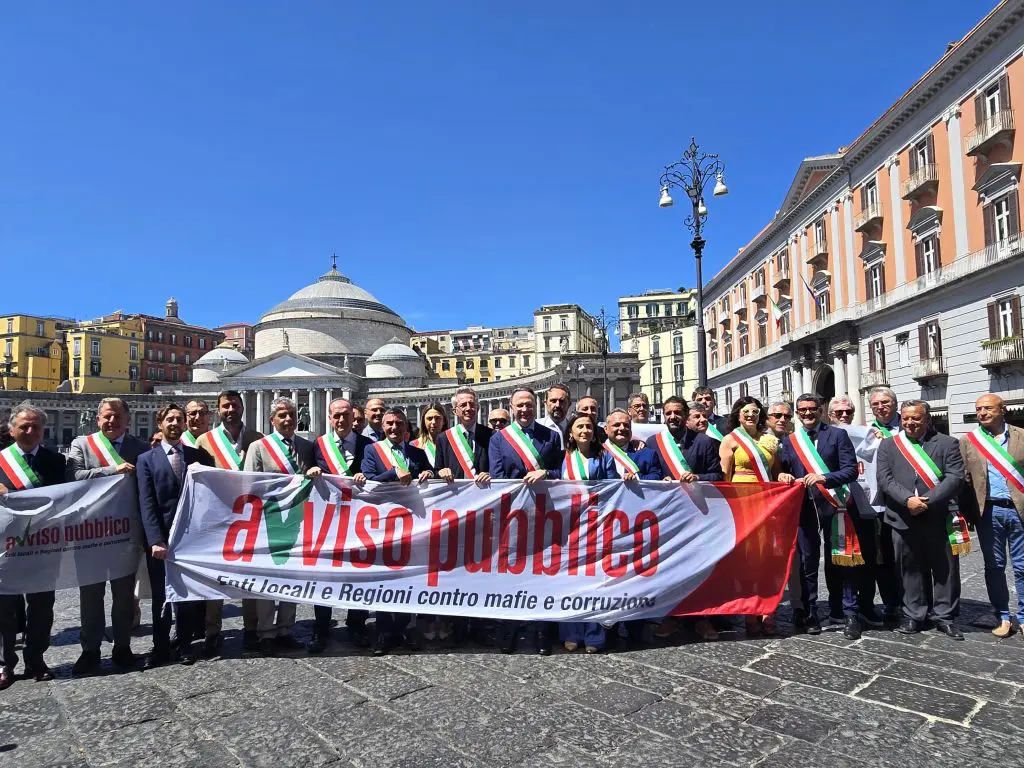 Flash mob dei sindaci della Campania davanti alla Prefettura di Napoli ...