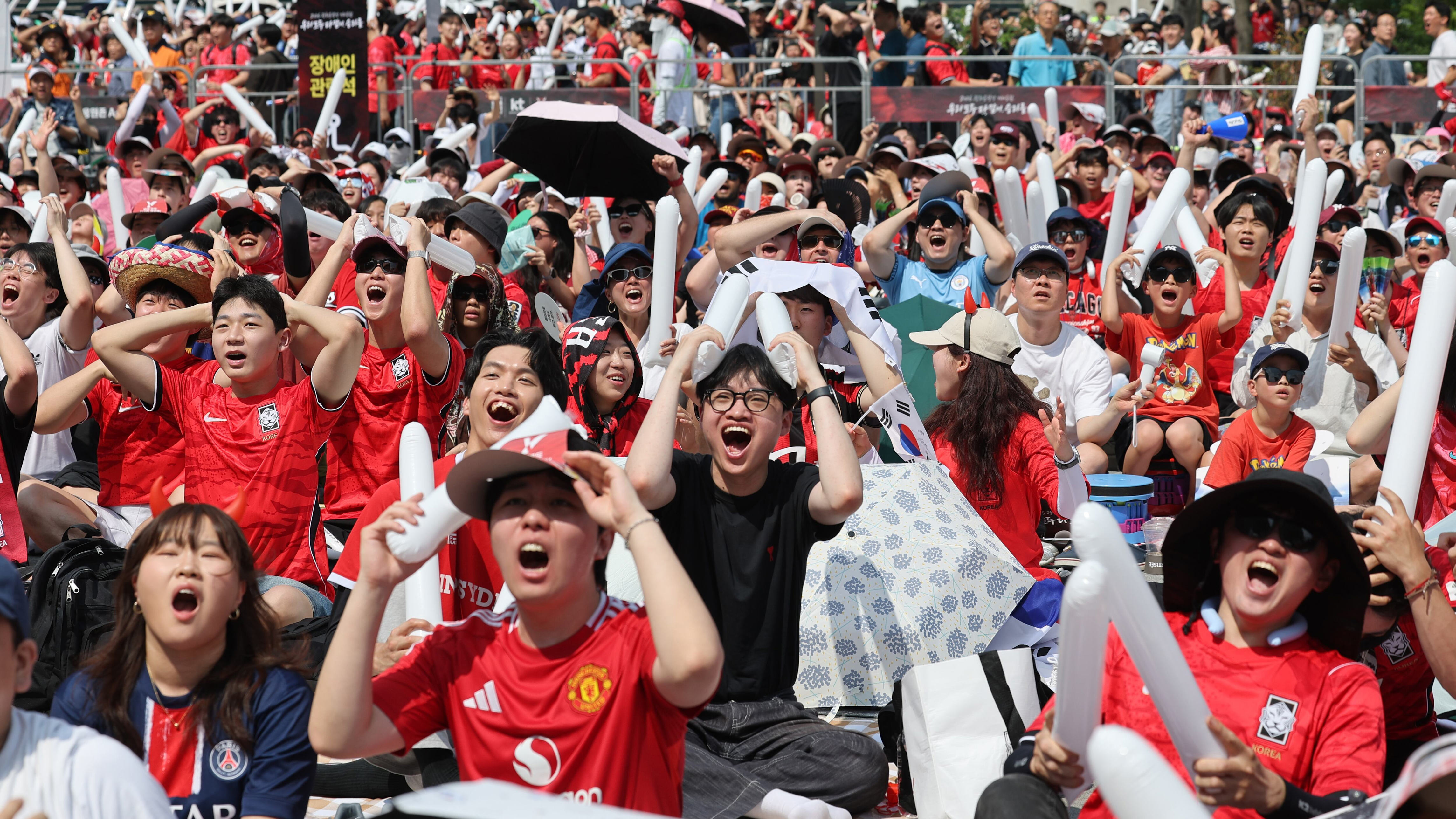 Thousands gather in Seoul to cheer despite South Korea's 1-0 loss to Mexico
