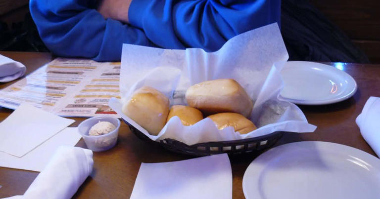 Women start secretly hiding Texas Roadhouse rolls in their bags and the ...