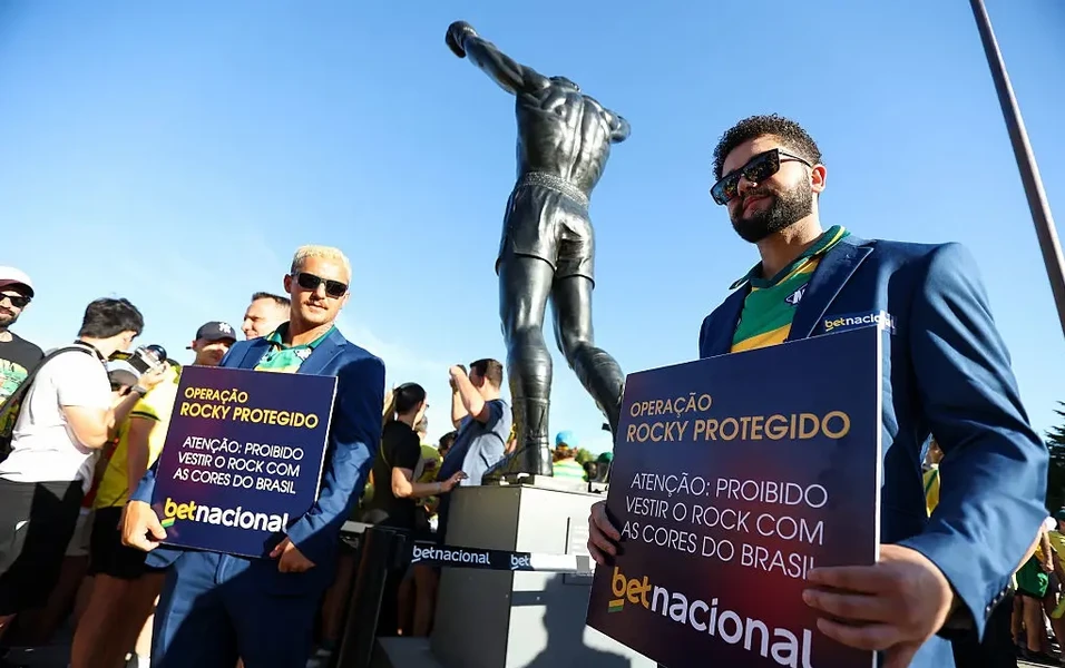 Brazil fans guard Rocky statue to avoid World Cup curse