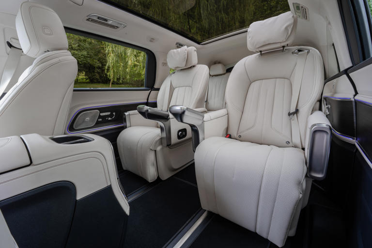 Mercedes-Benz VLE se luce con la van eléctrica que parece limousina