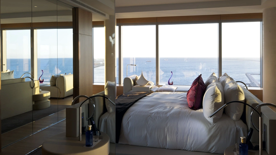 Advantages and drawbacks of corner hotel rooms