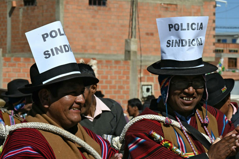 Ponchos rouges et wiphalas au coeur de la contestation paysanne en Bolivie