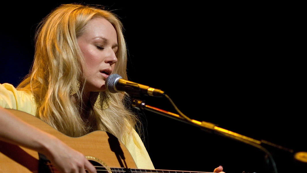 Jewel’s path from adversity to advocacy