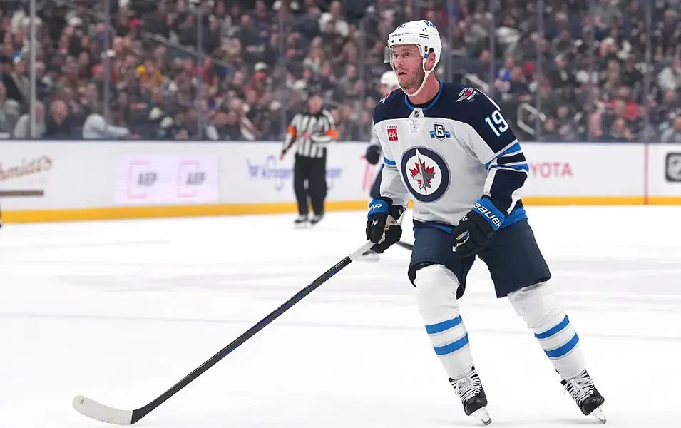 Jonathan Toews retires after comeback season with Jets