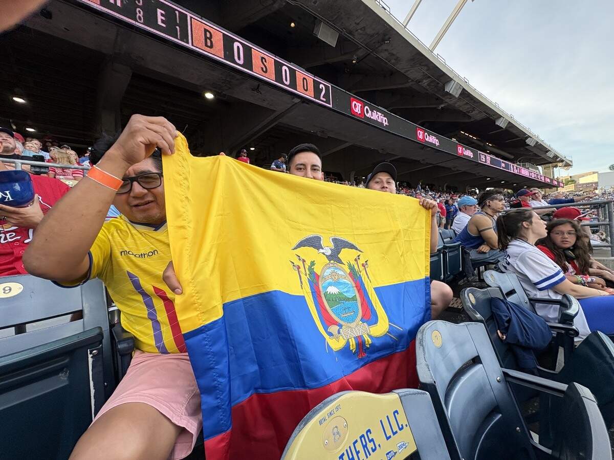 Ecuador fans stop by Royals game ahead of World Cup match, rave about the K