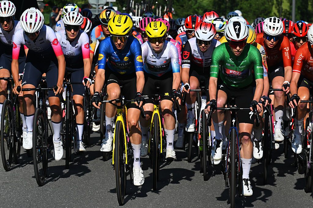 Lauren Dickson suffered a broken collarbone in stage 3 crash at the ...