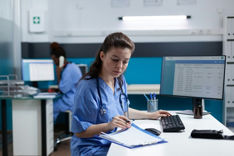 Hospital worker spends months reporting lazy coworkers who disappear ...