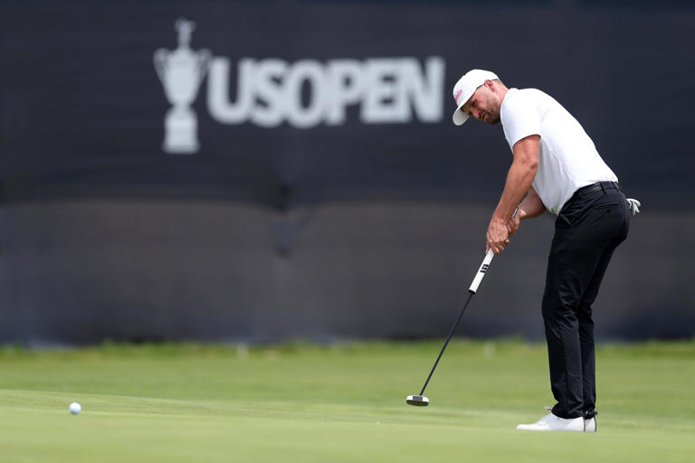 Days after signing putter deal with Ping, Wyndham Clark leads US Open
