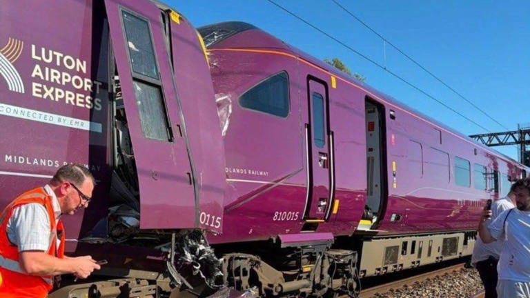 Scontro fra due treni in Inghilterra, soccorsi sul posto