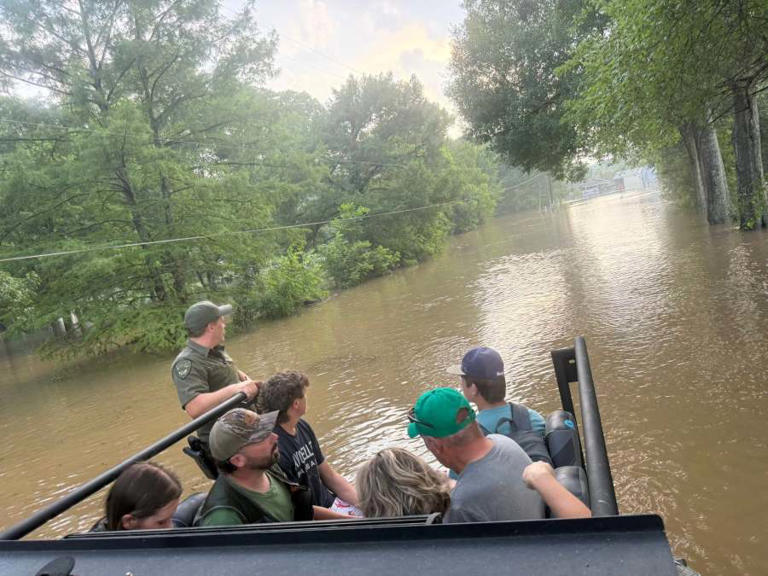LDWF agents rescue 16 people, 3 pets from Avoyelles Parish flooding
