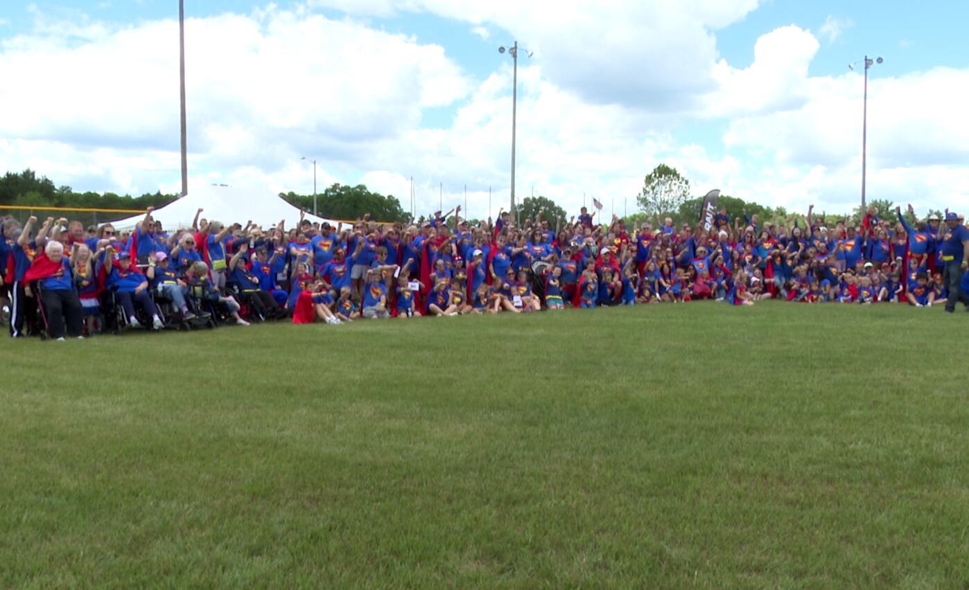 Superman world record attempt draws big crowd to festival in Livingston ...