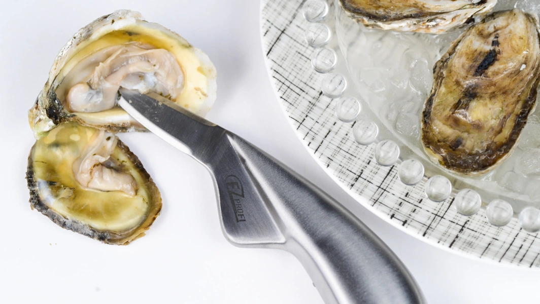 Mastering safe and fresh oyster shucking