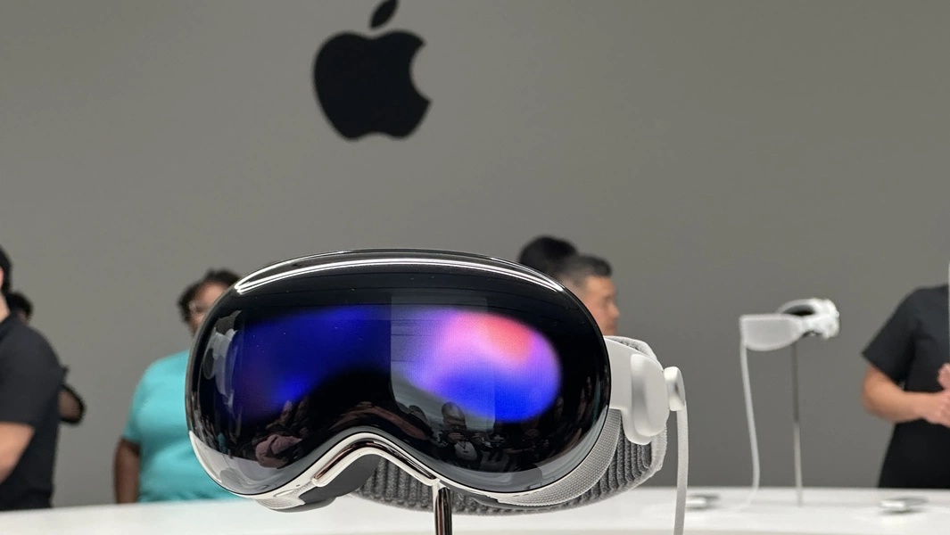 Apple and Meta compete in AI wearable technology