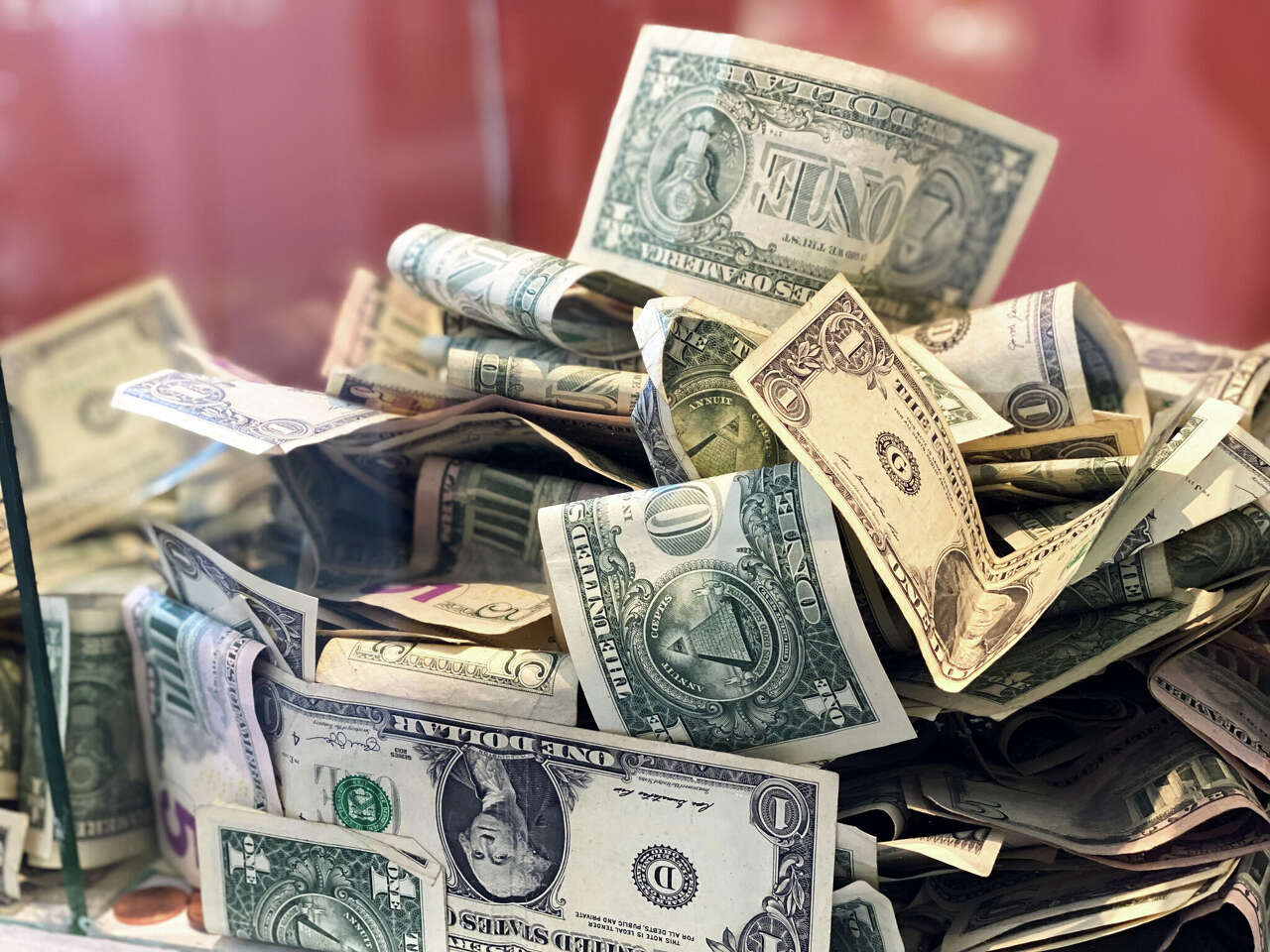 Opinion: Increasing the federal minimum wage would boost pay for workers