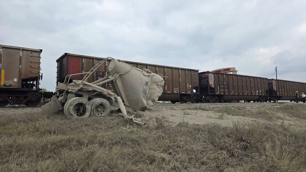 Train-vehicle crash closes SH 130 exit ramp, other railroad crossings ...