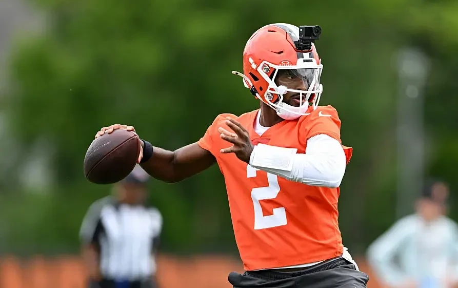 Sanders narrows gap with Watson in Browns QB battle