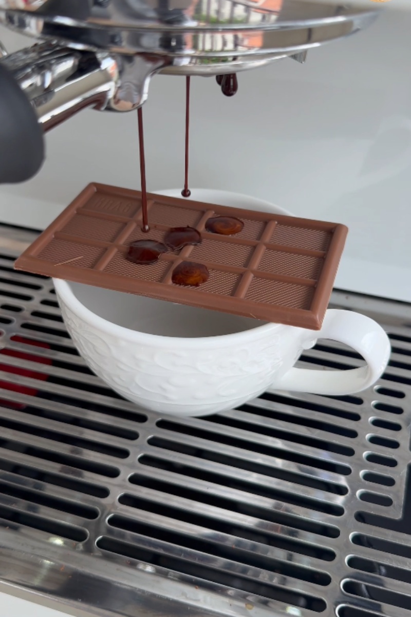 Creación de chocolate con leche y café expreso