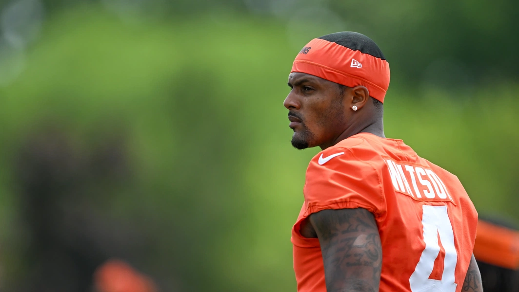Sanders narrows gap with Watson in Browns QB battle