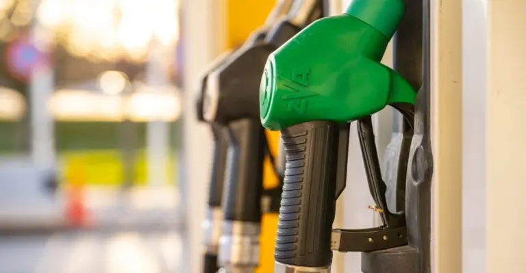 Sverige får EU:s billigaste bensin – full tank kan kosta hundratals ...