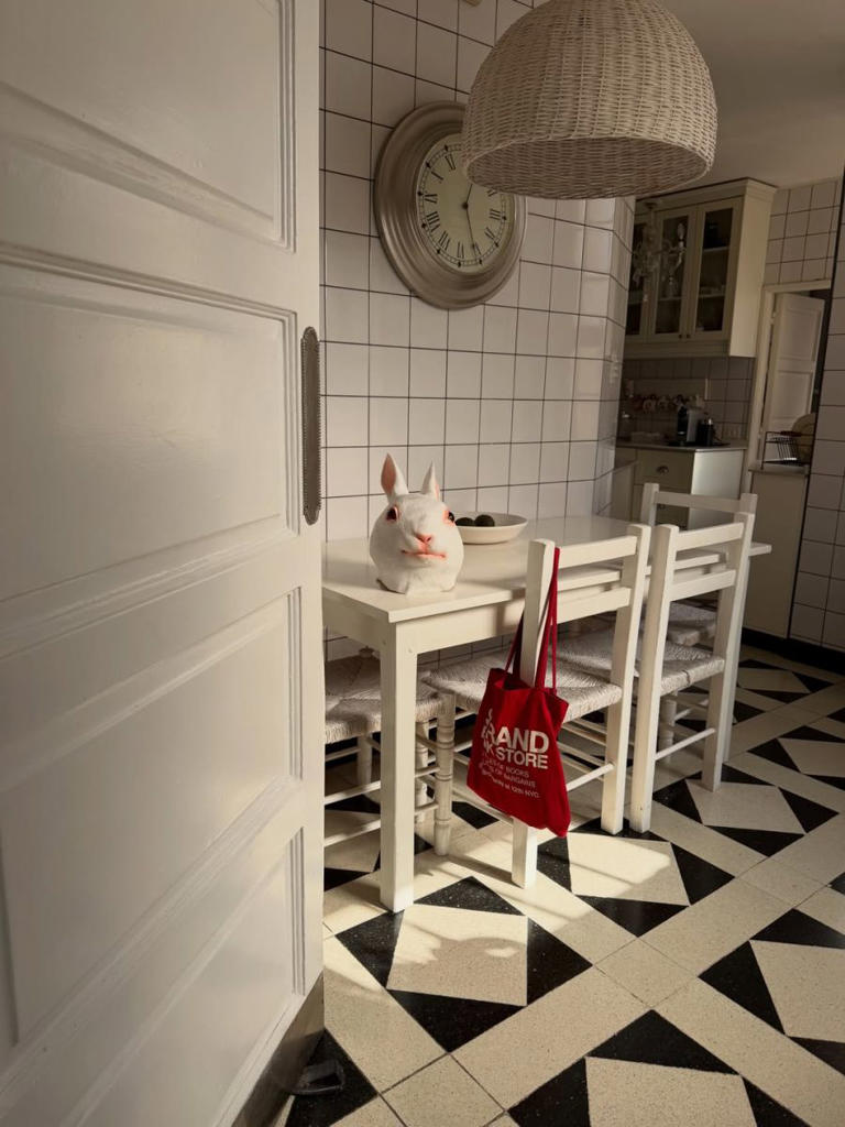 Entramos a la cocina de Julieta Ortega: total white, minimalista y ...