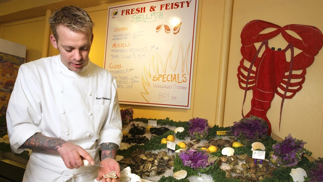 Mastering safe and fresh oyster shucking