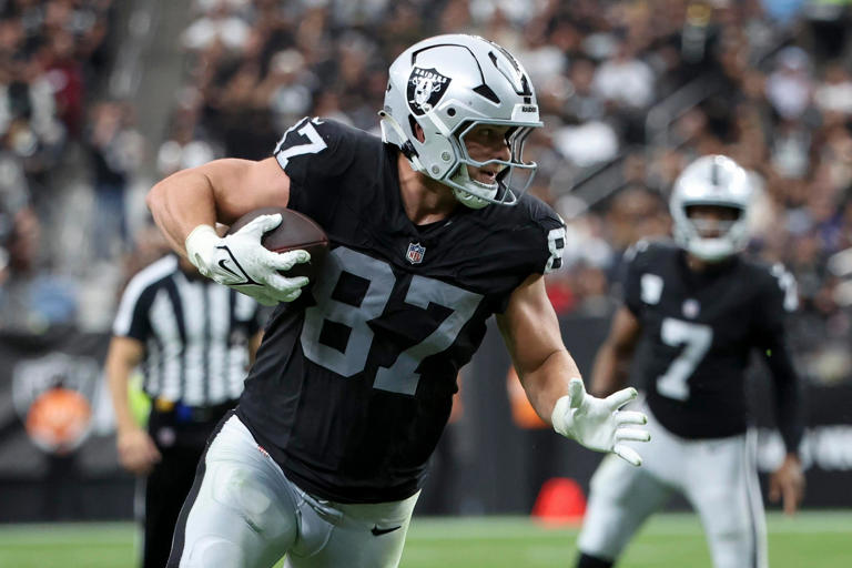 How tight end Michael Mayer fits, helps Klint Kubiak’s Raiders’ offense