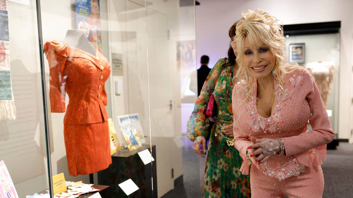 Fans call Dolly Parton's new travel center sign 'boring' and lacking ...