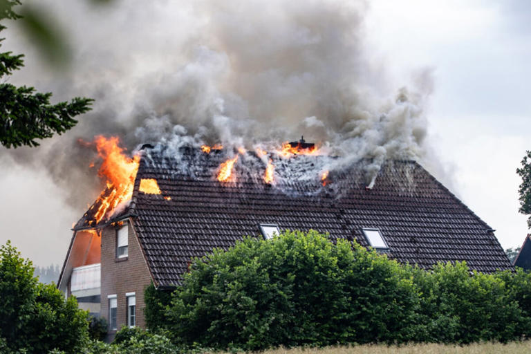 Blitzeinschlag? Mehrfamilienhaus lichterloh in Flammen