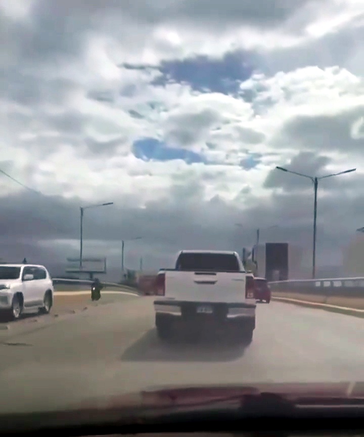 Conductor amenaza con arma a otro sobre puente en Tegucigalpa