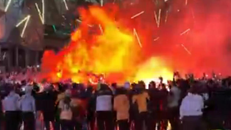 Chaos as US anthem booed at Fed Square