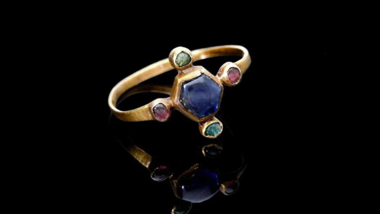 Stunning medieval ring discovered by a metal detectorist in England ...
