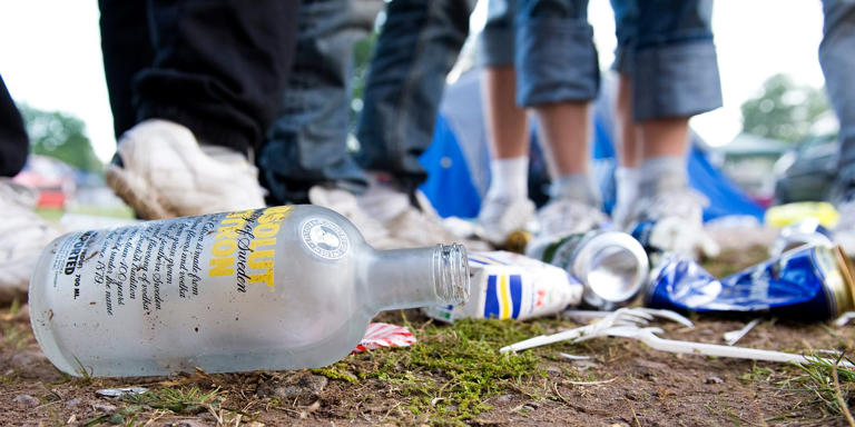 Stökig midsommar i Stockholm: Kiss, kräks och kastade glasflaskor