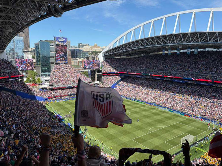 USMNT blanks Australia, earns spot in knockout bracket
