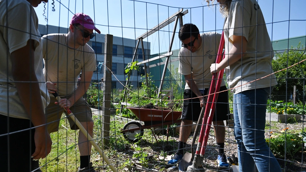 14 extracurriculars that impress college admissions