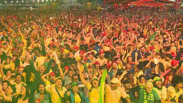 Torcedores lotam Arena Copacabana para acompanhar Brasil x Haiti
