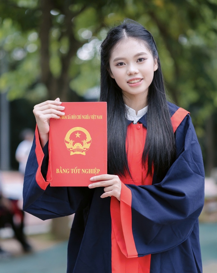 Nữ thủ khoa lớp 10 công lập Hà Nội: Giỏi văn, mê piano, đỗ 2 trường chuyên