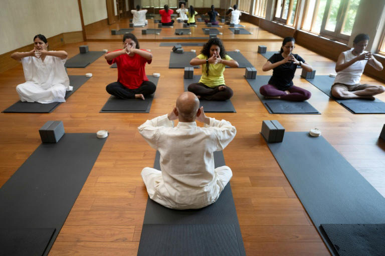 Indian guru urges broader view of yoga
