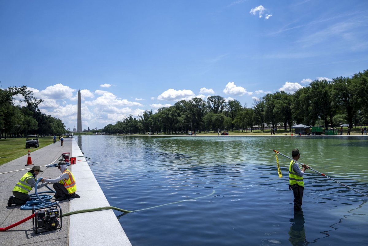 After algae clean-up effort, Reflecting Pool's painted blue bottom is ...