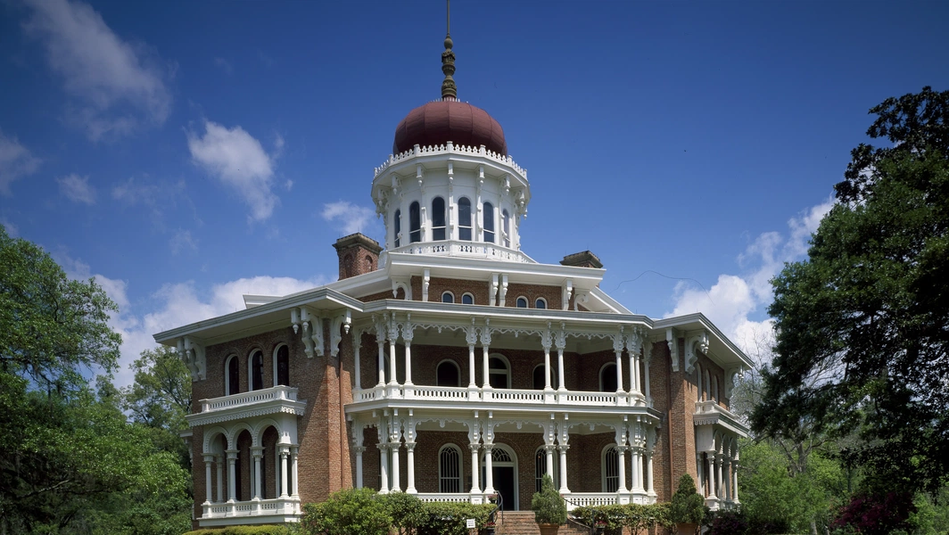 7 abandoned and historic mansions across America