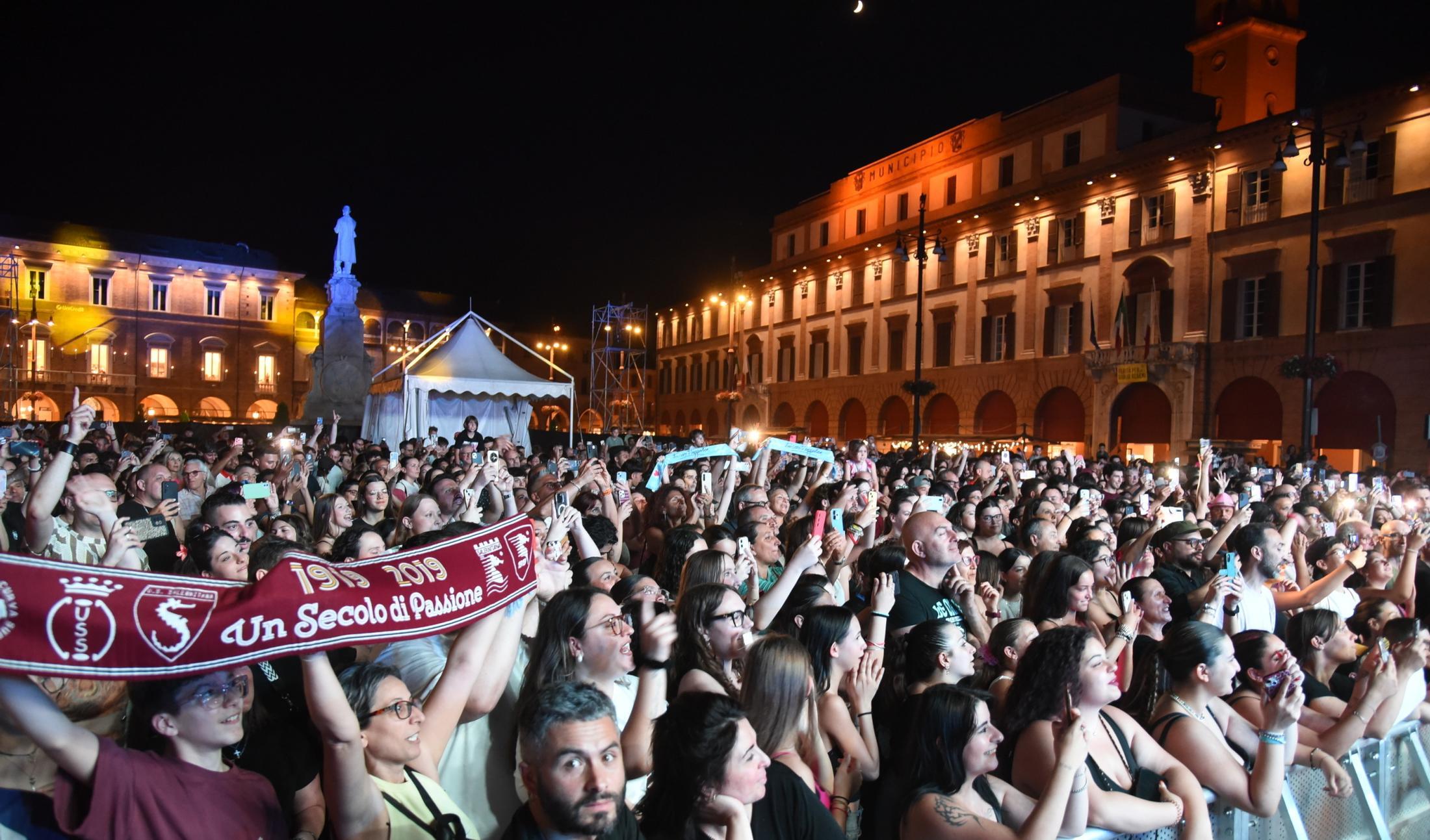 La notte rosa di Hunt. Oltre 2mila in piazza Saffi per ballare col ...