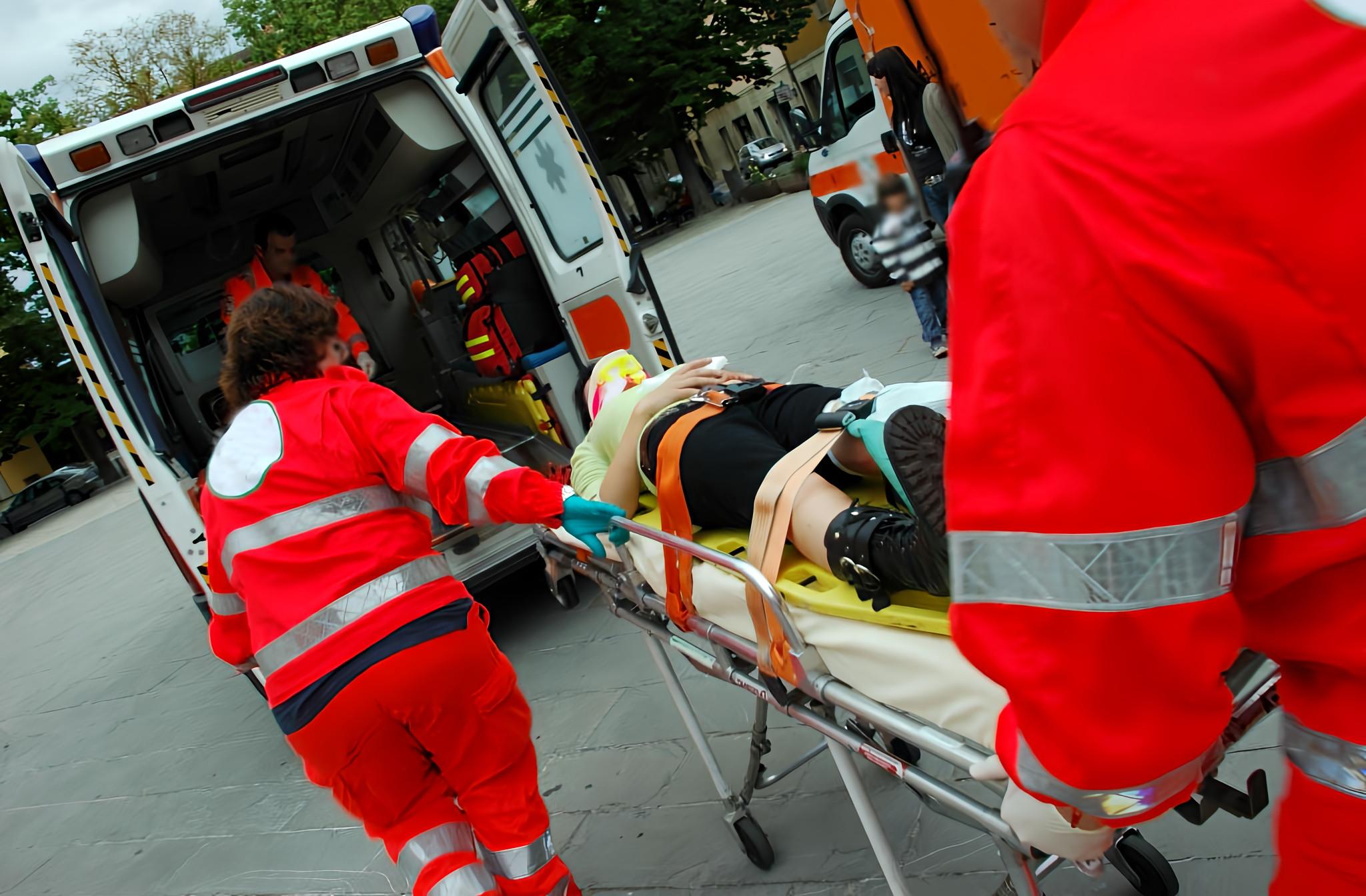 Minivan esce di strada. Otto operai in ospedale: paura a Casavecchia
