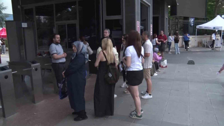 Okul önlerinde heyecanlı YKS bekleyişi başladı