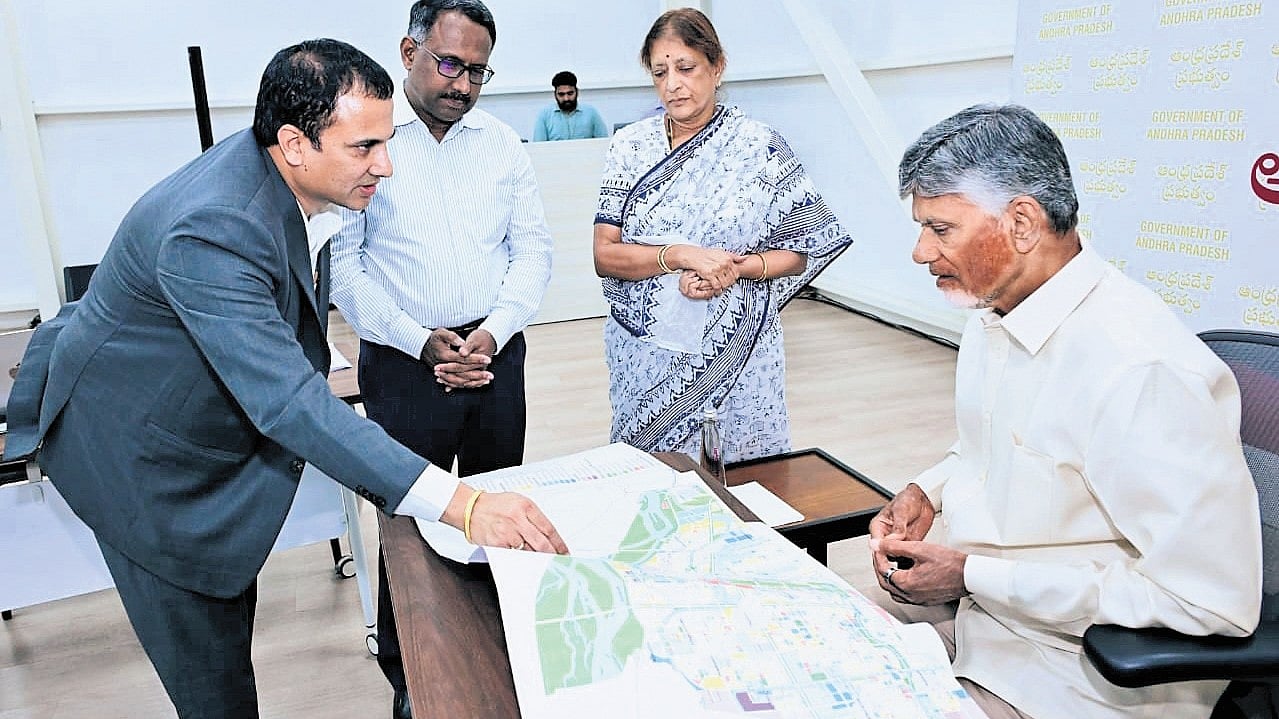 Expedite completion of Amaravati Bank Street: CM Naidu