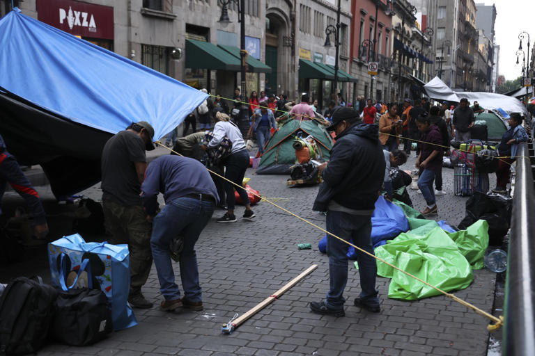 Maestros de México levantan protestas en capital y Oaxaca tras acuerdos ...