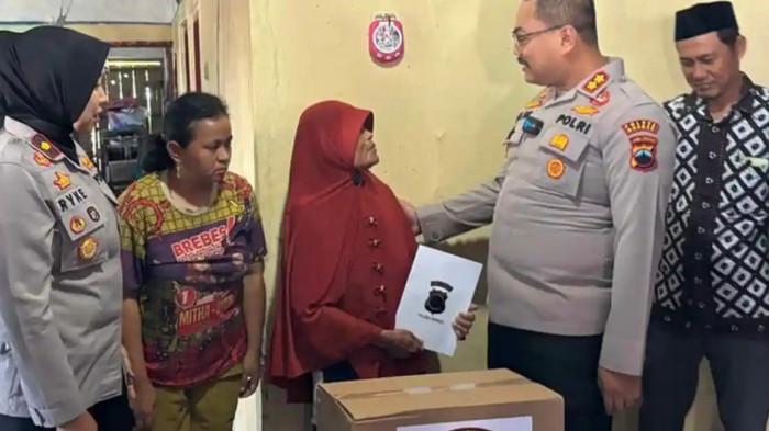 Nenek tukang parkir di Brebes dihadiahi umrah usai selamatkan Rp3,6 M ...