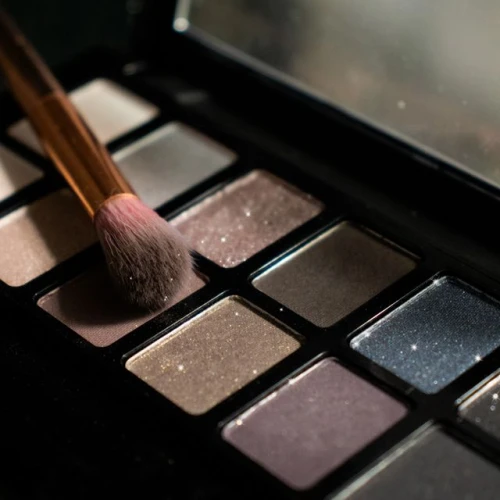 Perbedaan shimmer dan glitter yang perlu kamu tahu