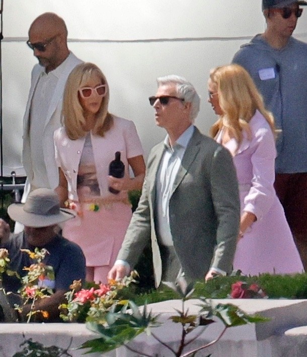 Lisa Kudrow and Mira Sorvino spotted filming highly anticipated 'Romy ...
